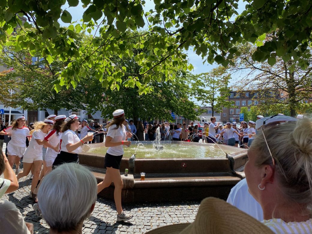 Springvandet blev indtaget, og festen er i gang