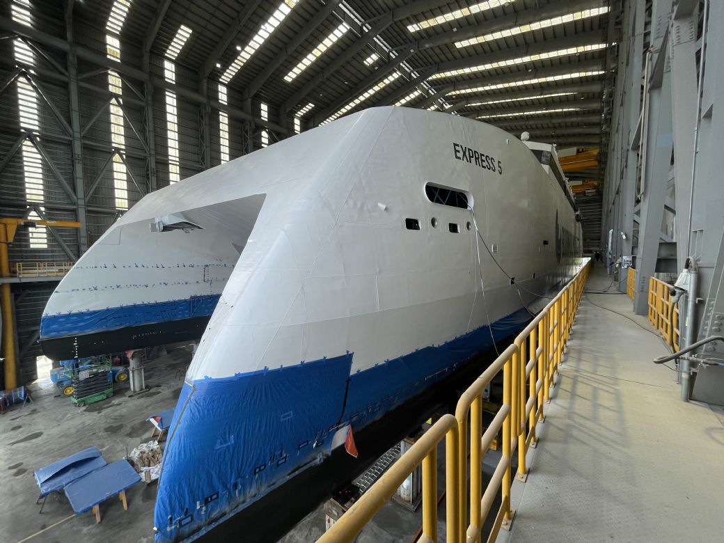 Se de nye billeder: Express 5 får snart vand under skroget