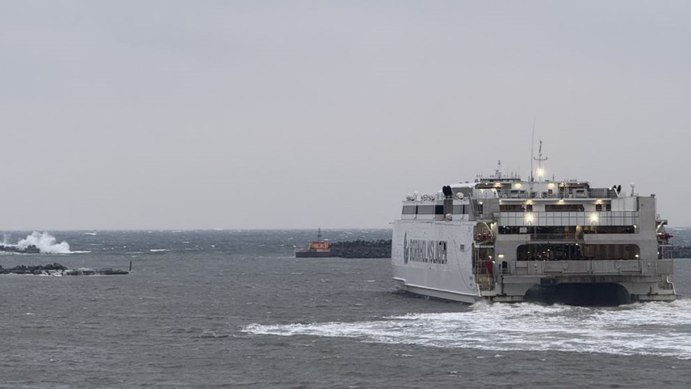 Udsigt til fem meter bølger: Express 5 bliver i havn