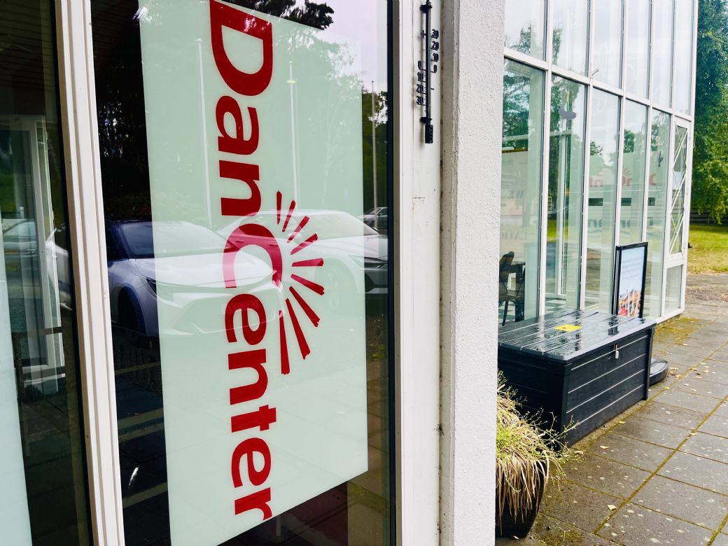 Så er der brev fra Dancenter – på kant med loven